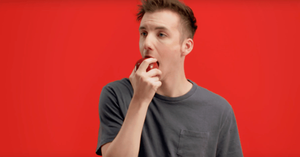 Pierre-Luc Funk croque dans les Pommes Qualité Québec toute l’année ...