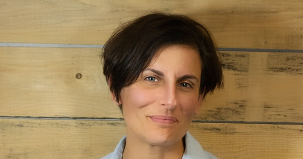 Laetitia Bru se joint à l'équipe d'adn conférenciers | Grenier aux ...